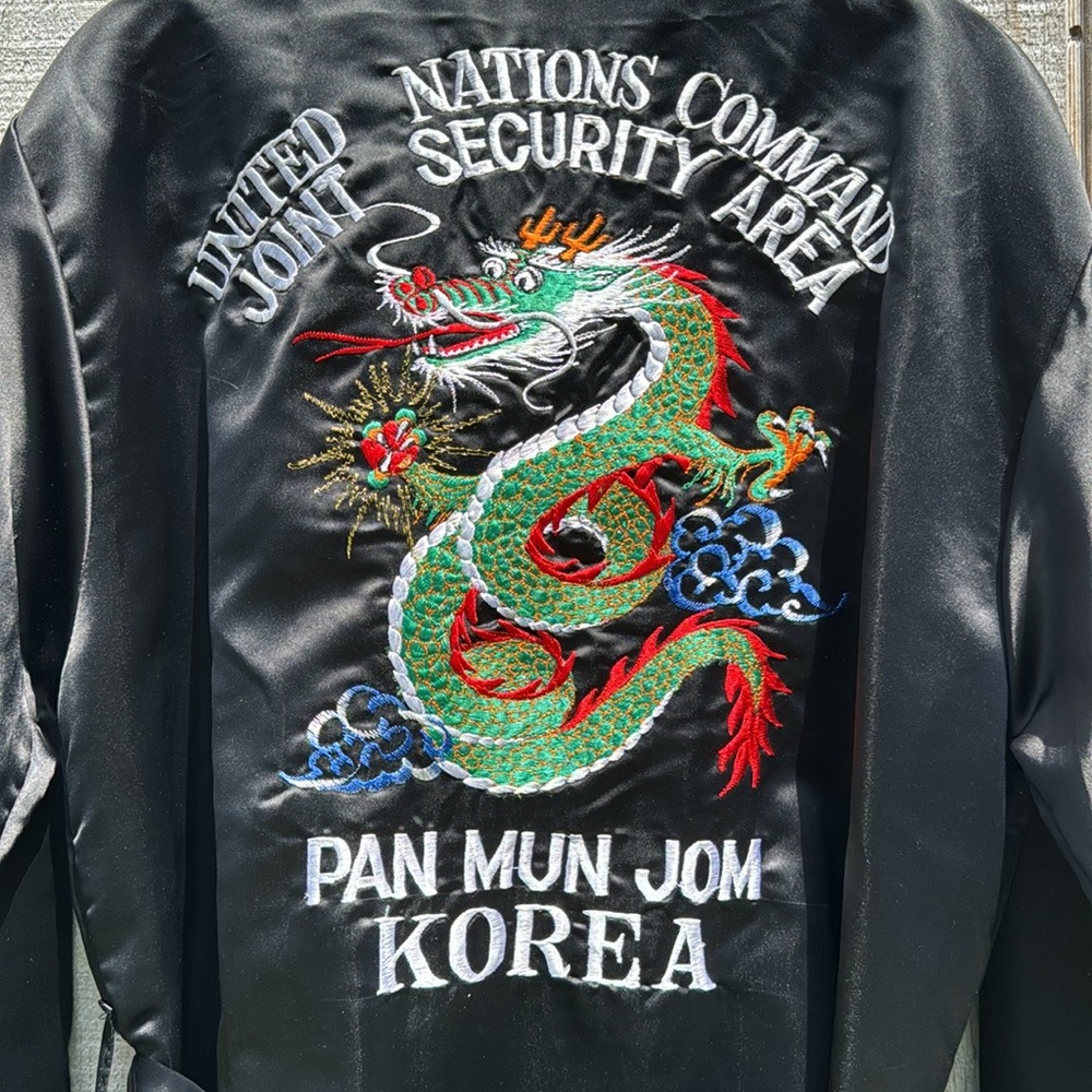 United Nations Robe Black Satiny Fabric Embroidered T… - Gem